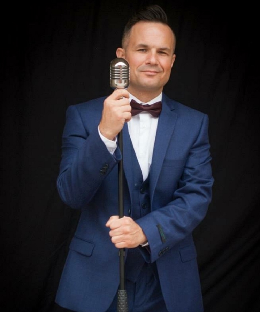 Lee Pashley as Robbie Williams and Michael Bublé - 20 December 2021 ...